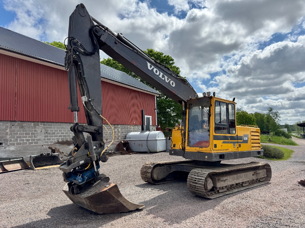 Grävmaskin Volvo EC 200 med tiltrotator och redskap | Retrade